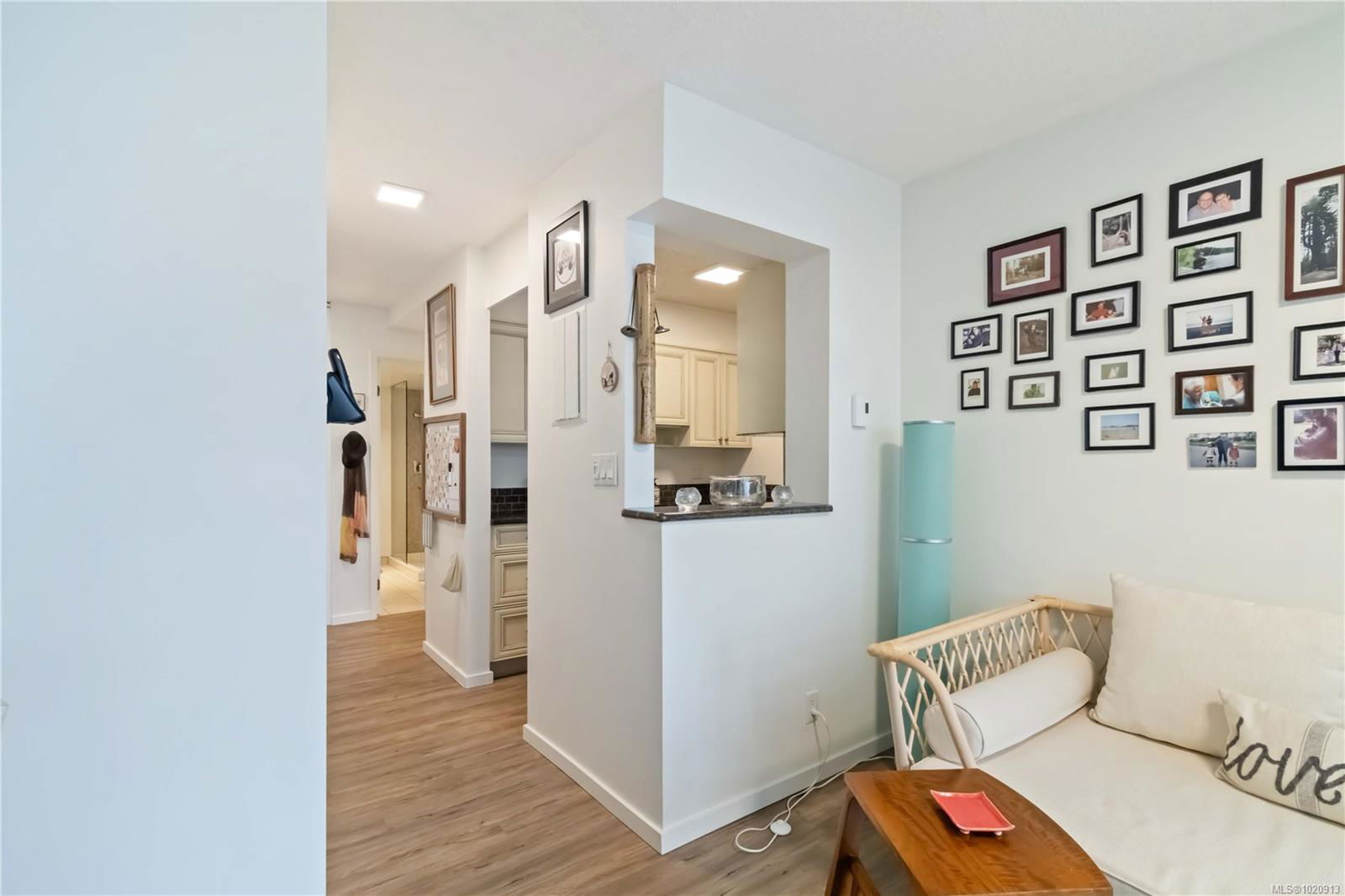 327 Maitland St Unit #206, Victoria, V9A 7G7