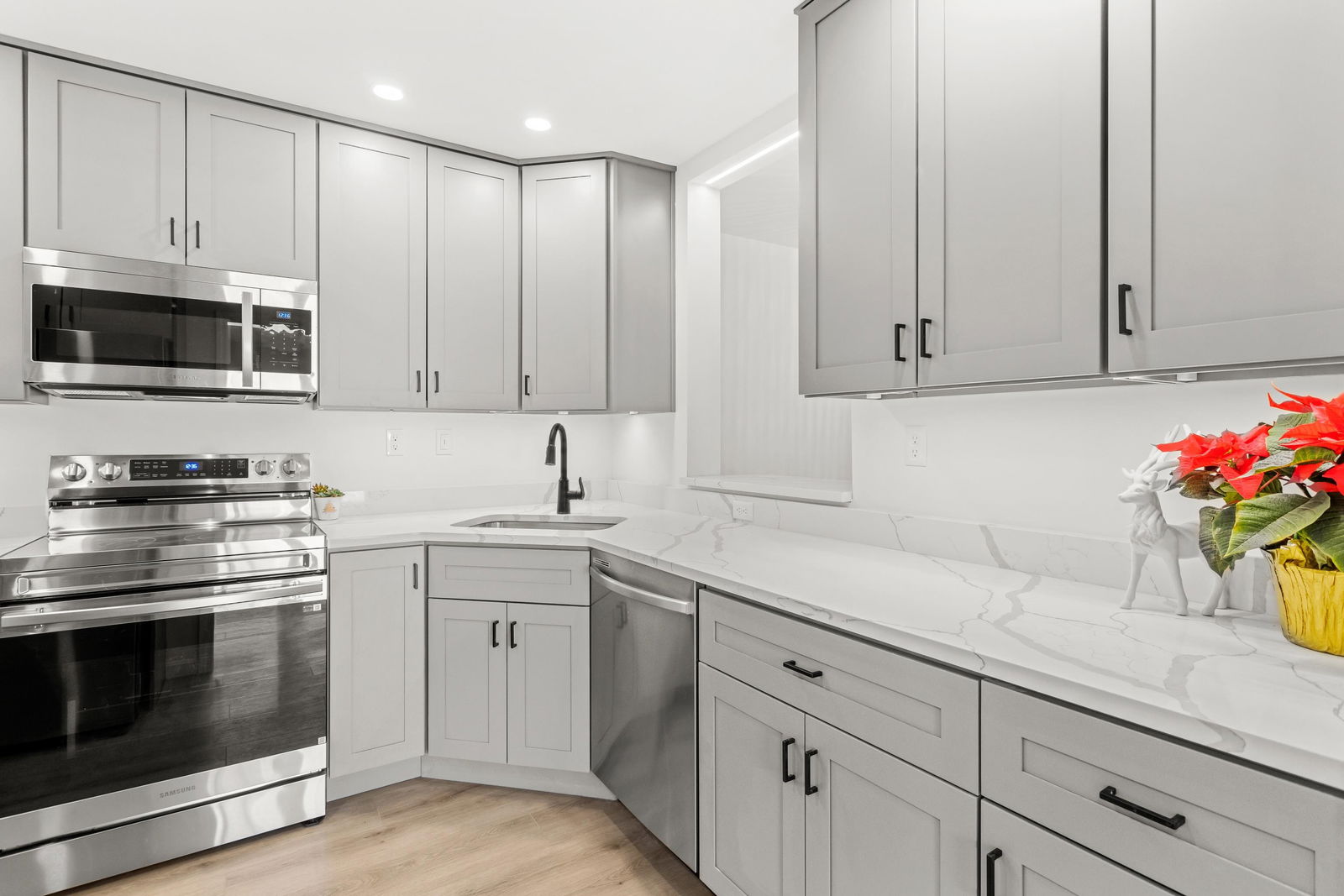 2 Scituate Pl Unit 1, Merrimack, 03054