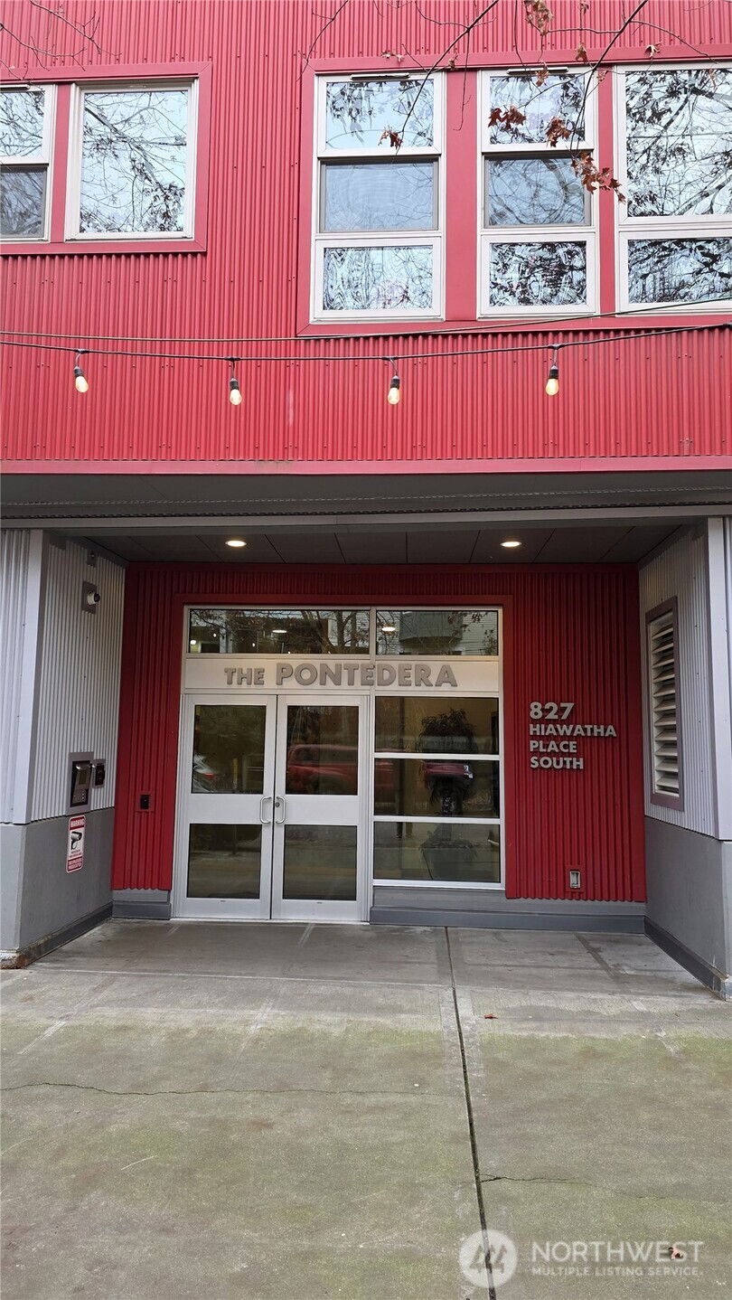827 Hiawatha Place S Unit #817, Seattle | MLS# 2466637 | Skyline ...
